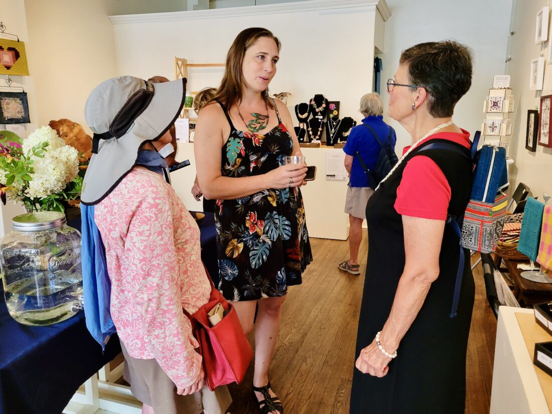 Getting a glimpse | News, Sports, Jobs - Shepherdstown Chronicle